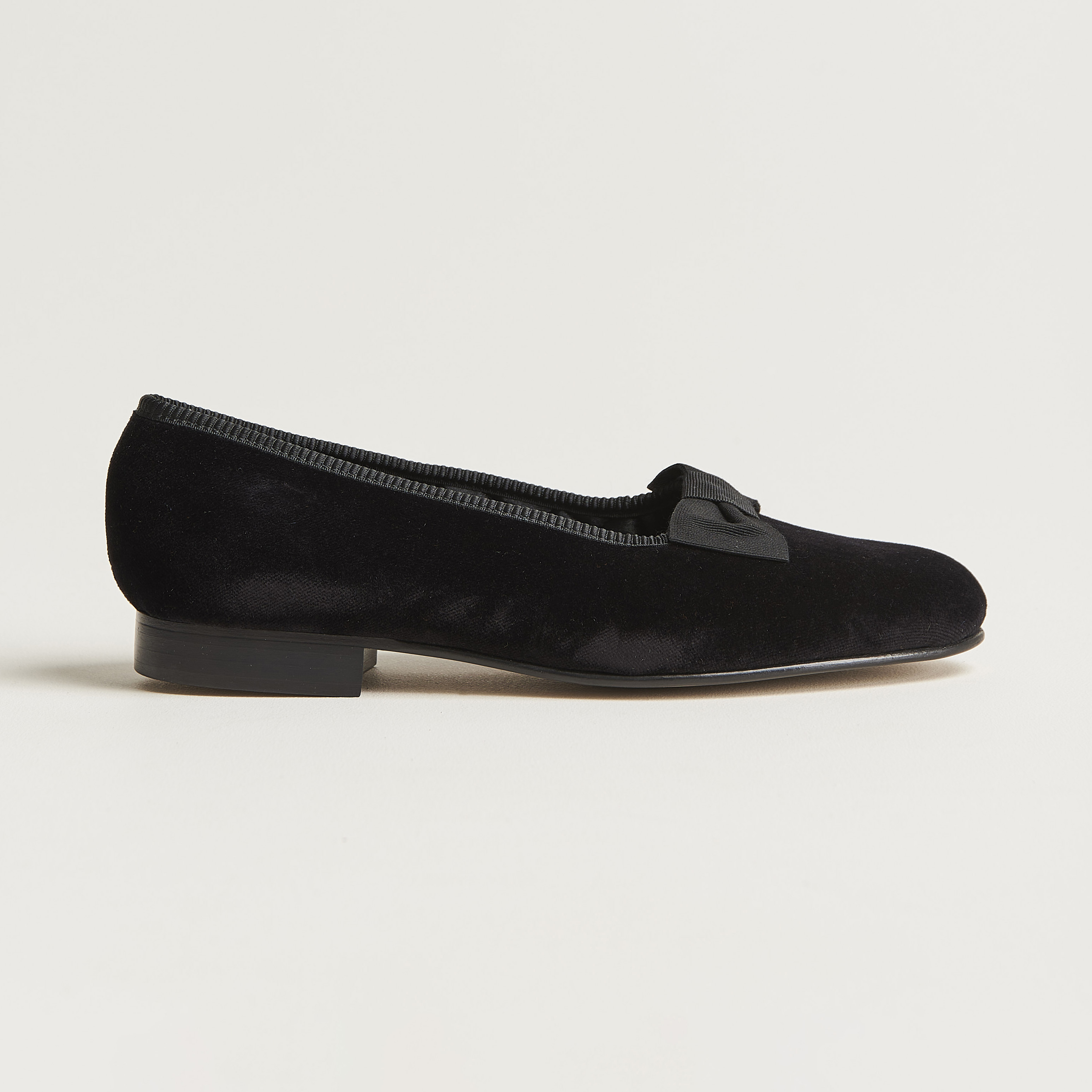 Bowhill & Elliott Opera Velvet Bow Pumps Black bei Care of Carl