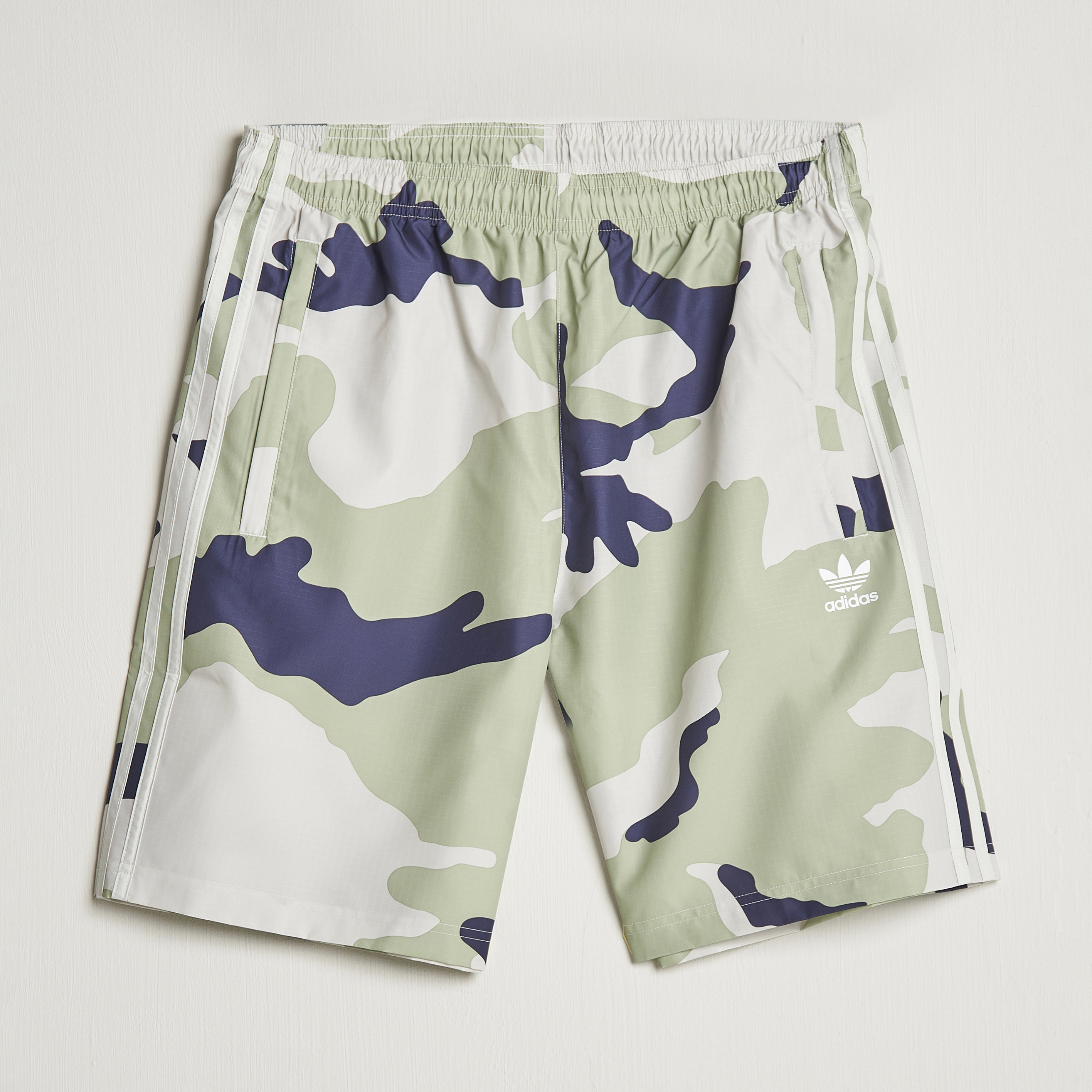 adidas Originals Camo Shorts Camo bei Care of Carl