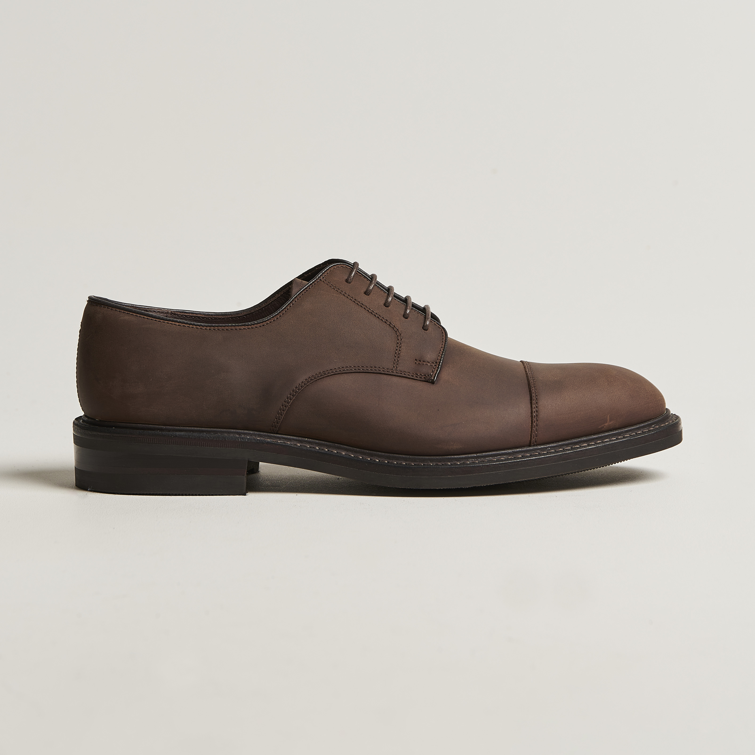 Loake 1880 Ampleforth Oiled Nubuck Toe-Cap Derby Brown bei Care of Carl