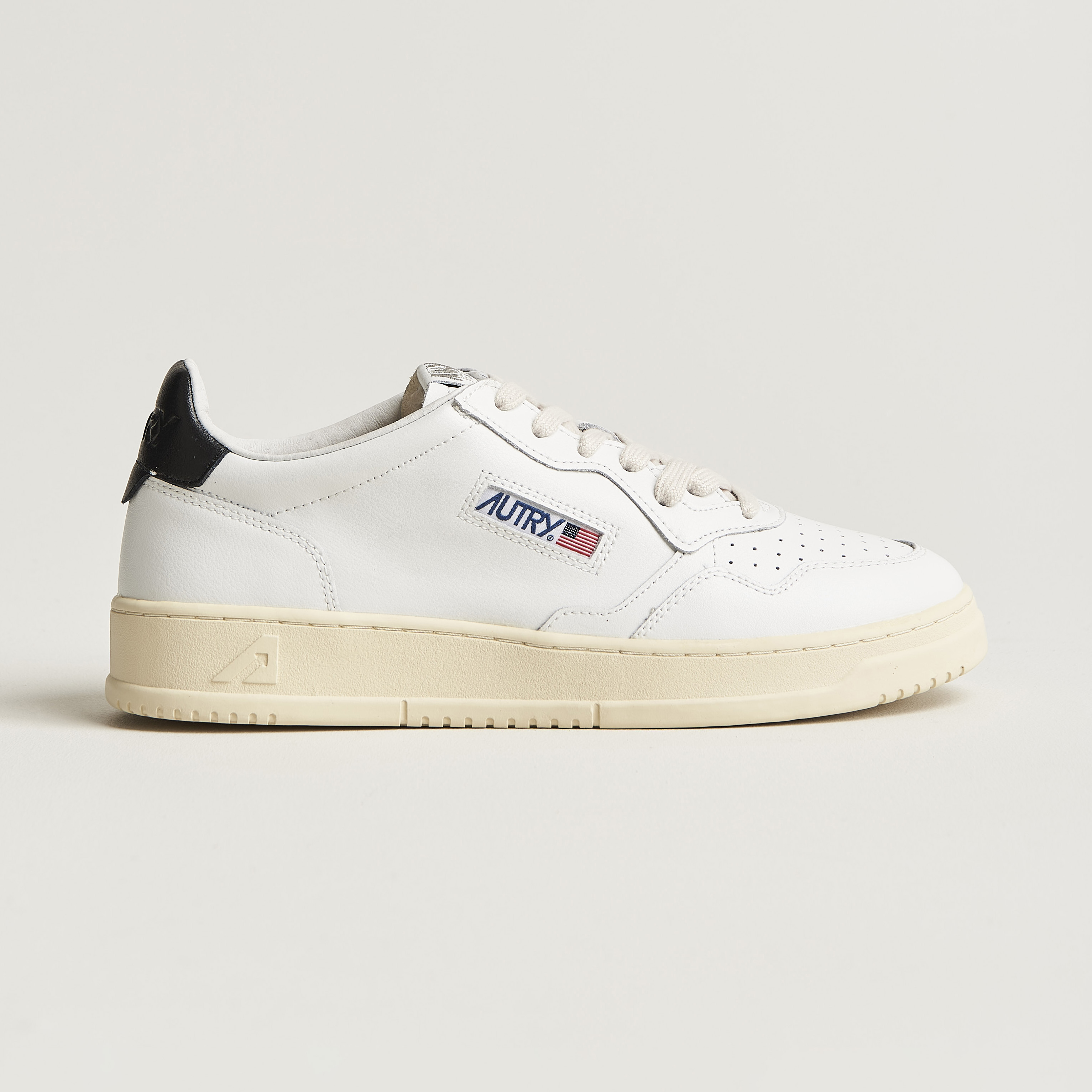 Autry Medalist Low Sneaker White/Black bei Care of Carl