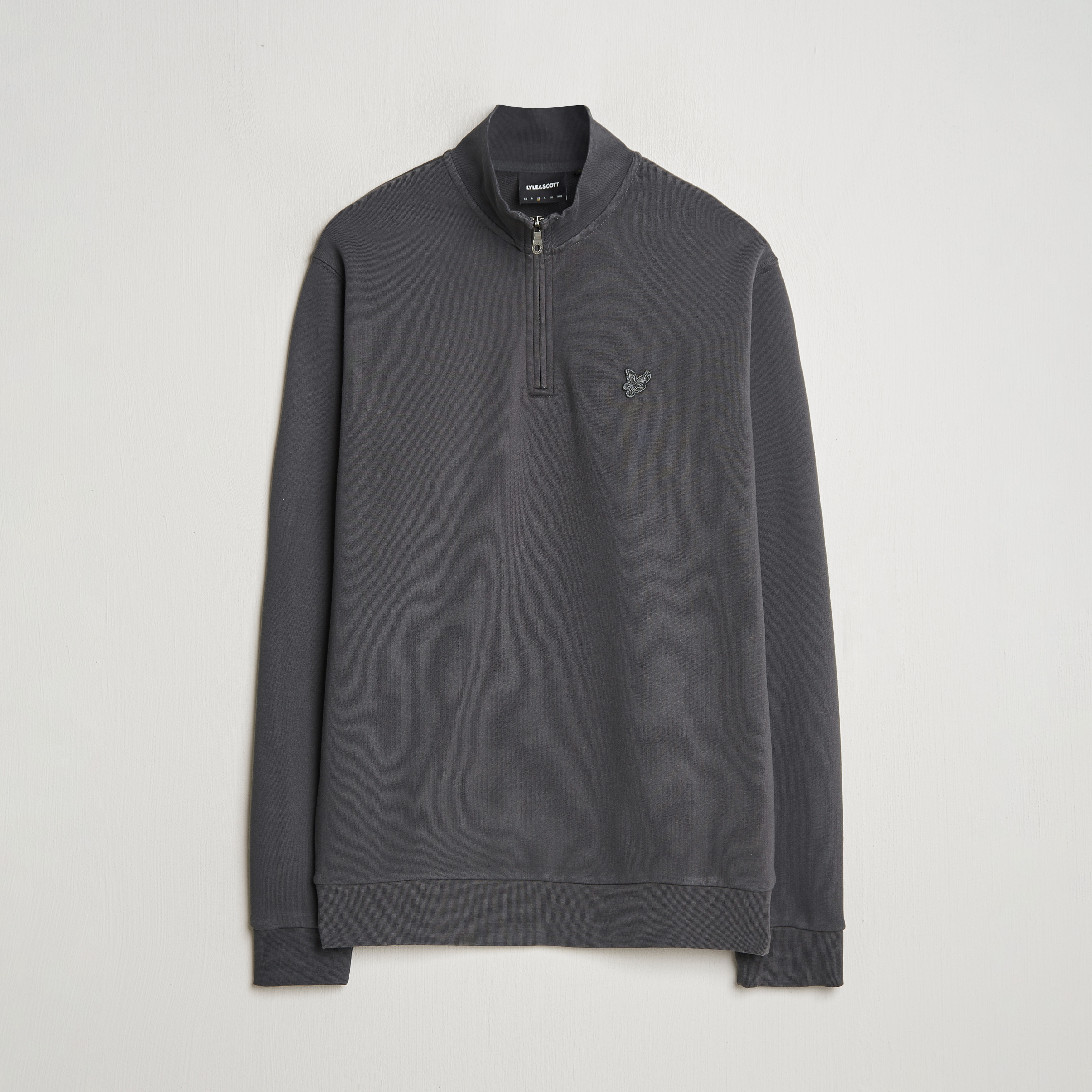 Lyle & Scott Tonal Eagle Half Zip Sweater Gunmetal bei Care of Carl