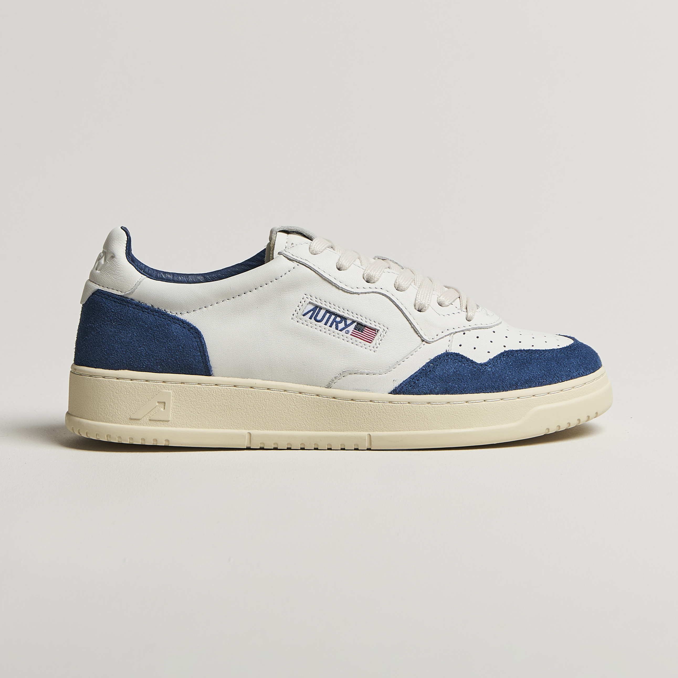 Autry Medalist Low Sneaker White/Navy bei Care of Carl