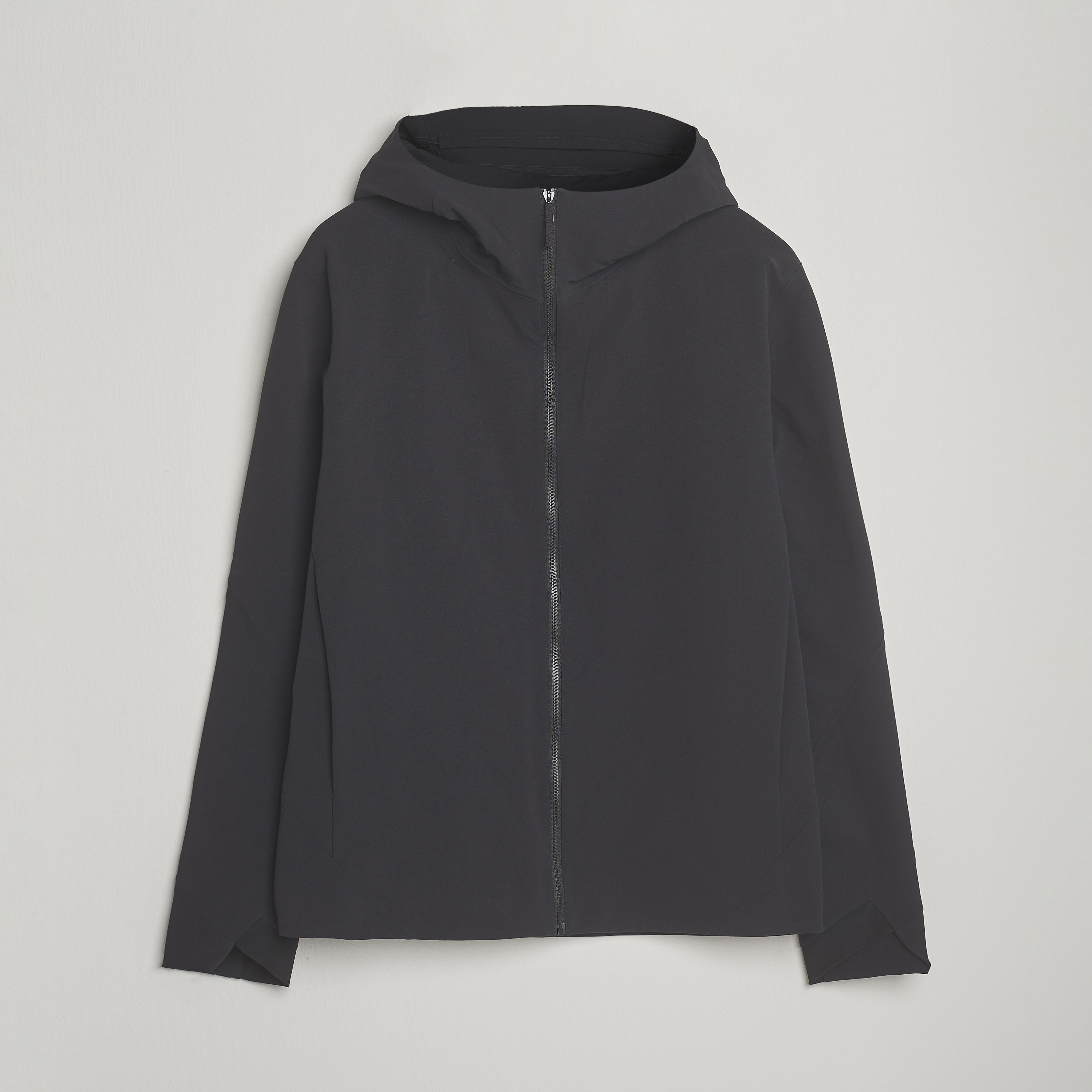 Arc'teryx Veilance Isogon GORE-TEX Hooded Shell Jacket Black bei Care of Ca