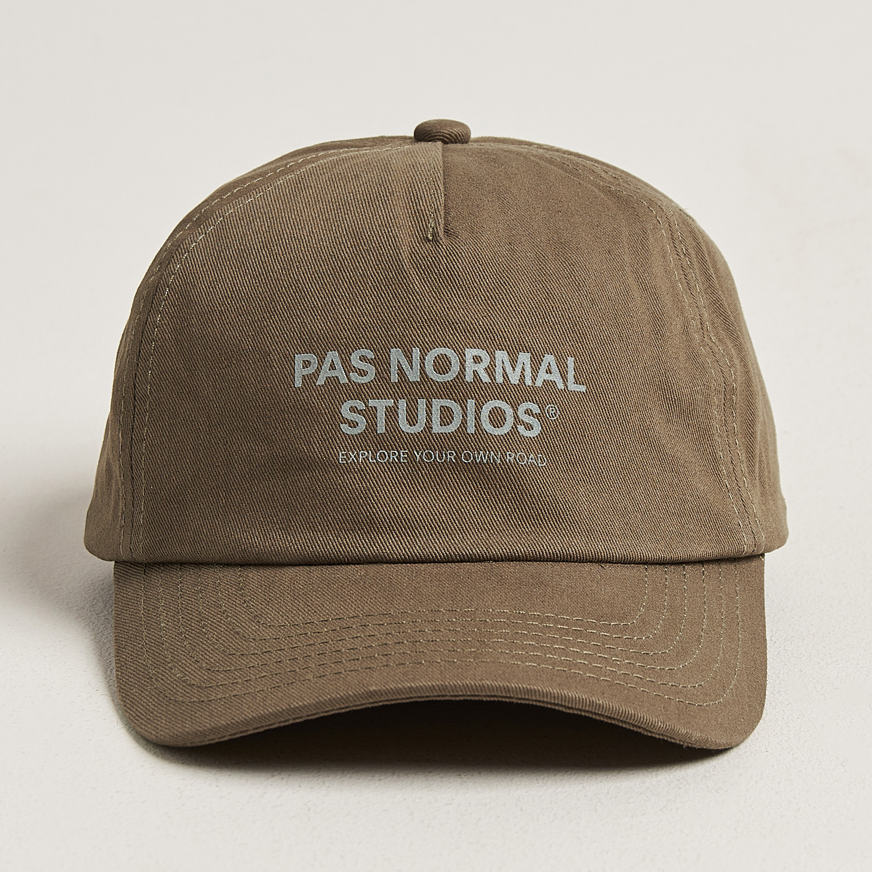 Pas Normal Studios Off Race Cotton Cap Mud bei Care of Carl