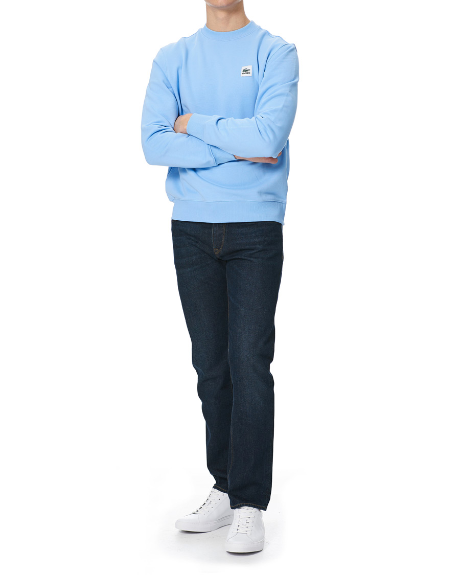 Lacoste Retro Crew Neck Sweatshirt Nattier Blue bei CareOfCarl.de
