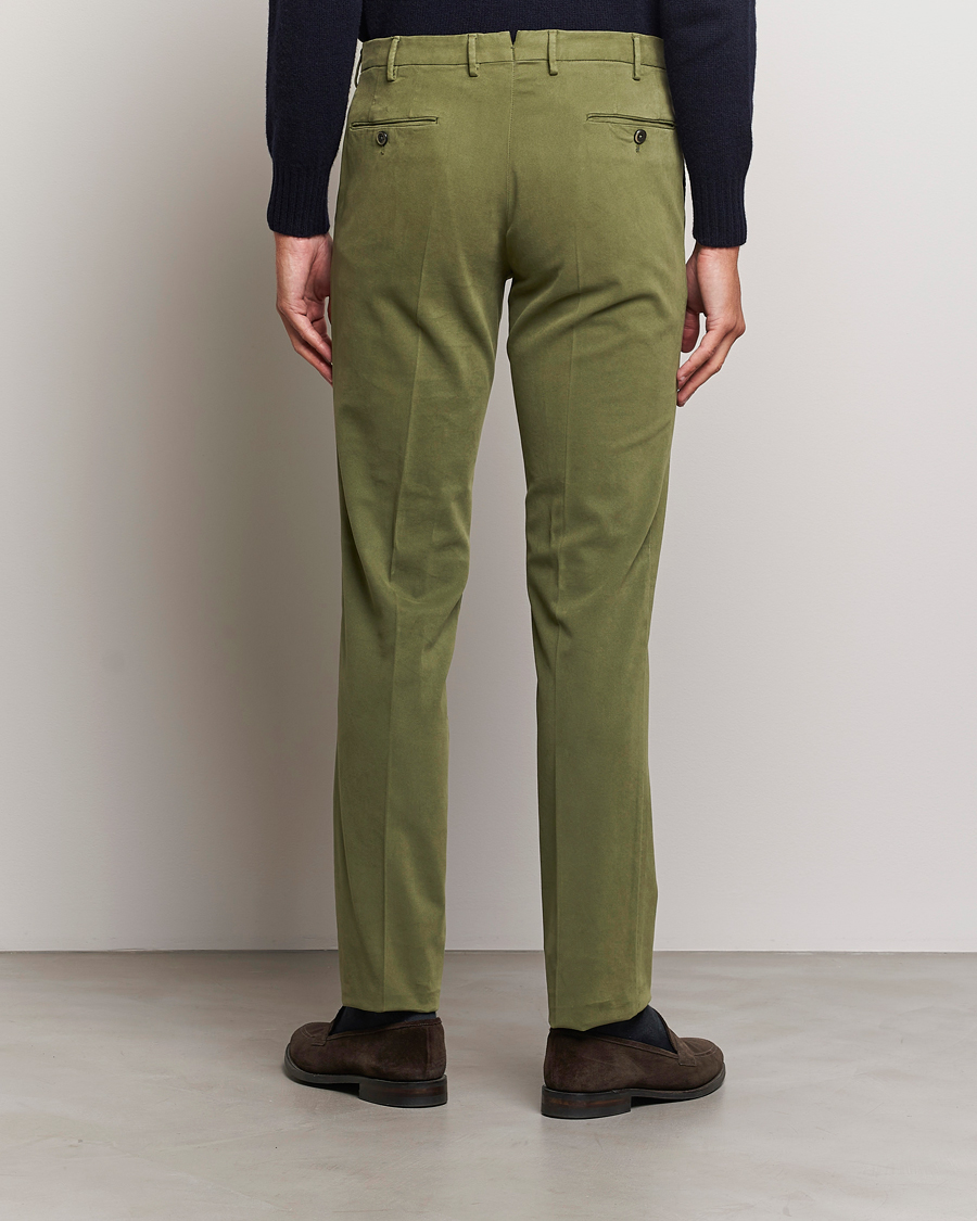 PT01 Slim Fit Cotton Stretch Chinos Dark Green bei CareOfCarl.de